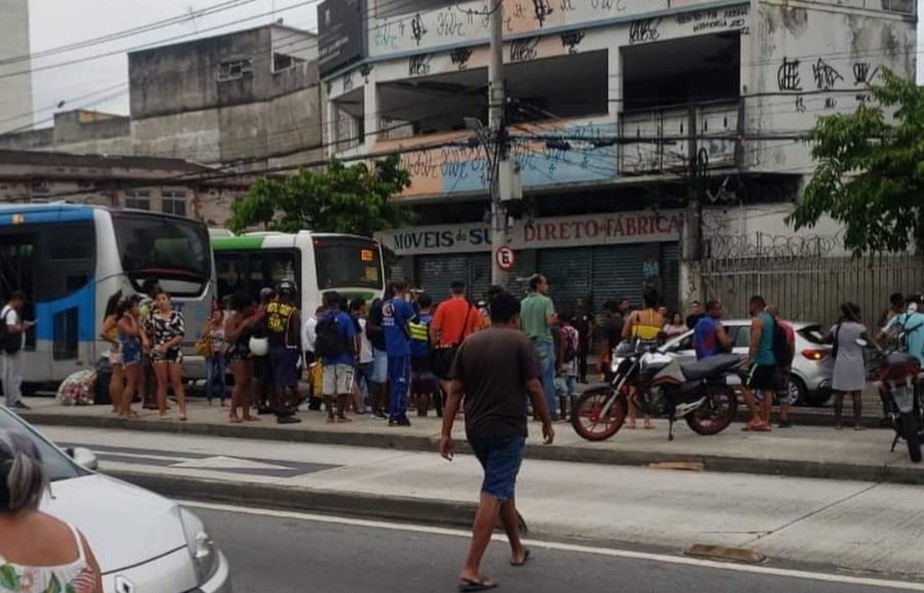 Homem morre após ser atropelado por BRT em Madureira