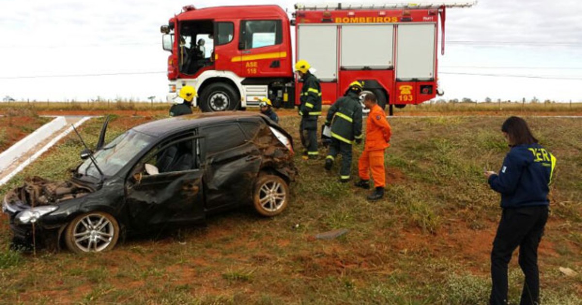 G1 - Carro bate em poste, capota e deixa dois feridos no DF - notícias em Distrito Federal