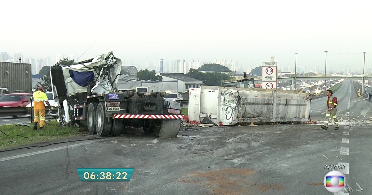 G1 - Acidente bloqueia pista expressa da Via Dutra em Guarulhos - notícias em São Paulo