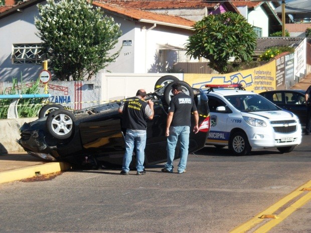 G1 Mulher Perde Controle De Carro E Capota Em Viaduto De Botucatu