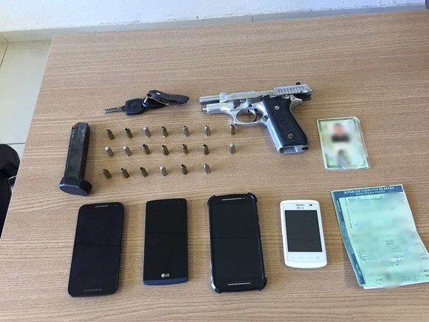 G1 Dupla Suspeita De Assaltos é Presa Com Armas E Celulares Na