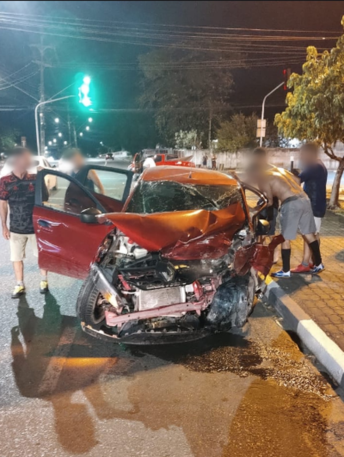 Quatro pessoas ficam presas às ferragens de carro após batida no Centro
