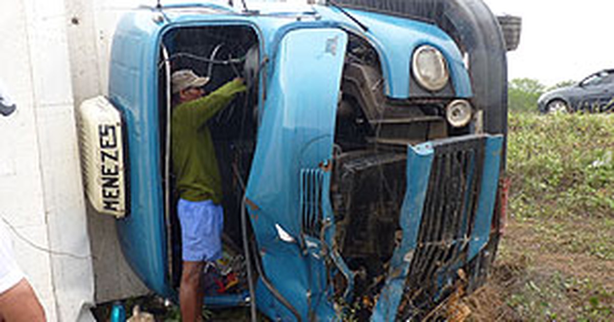 G1 - Batida seguida de capotamento deixa mortos na BR-324, diz PRE - notícias em Bahia