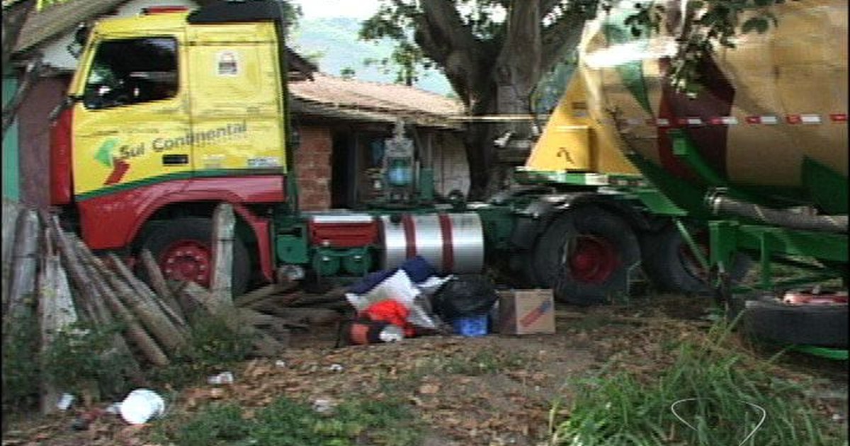 G1 Duas Carretas Batem Uma Pega Fogo E Outra Atinge Casa Na BR 101