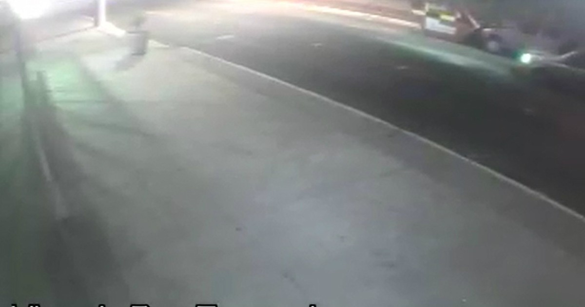 G Vídeo flagra veículo batendo em carro parado e fuga de motorista no ES notícias em