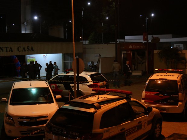 G1 Quadrilha Explode 2 Caixas Eletrônicos Dentro Da Santa Casa De Rio