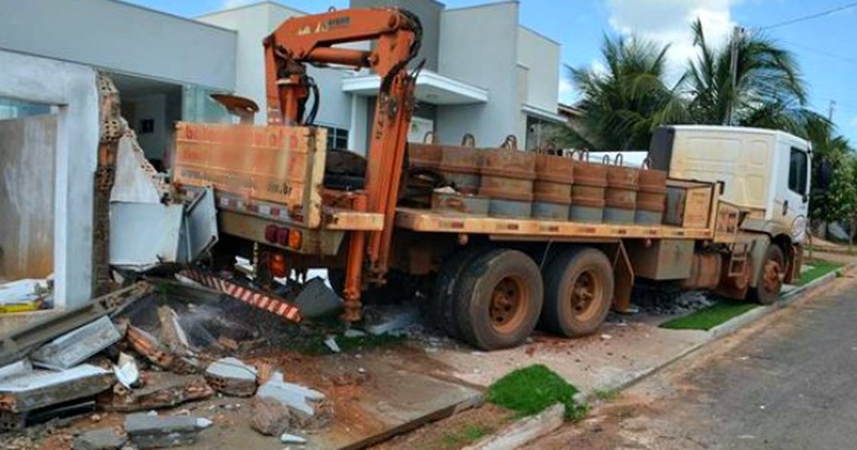 G1 - Caminhão desgovernado desce rua e derruba muro de casa em MT - notícias em Mato Grosso