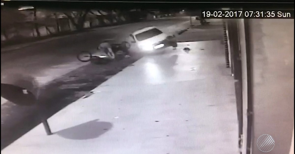 G1 - Mulher é arremessada de moto após ser atingida por caminhonete; vídeo - notícias em Bahia