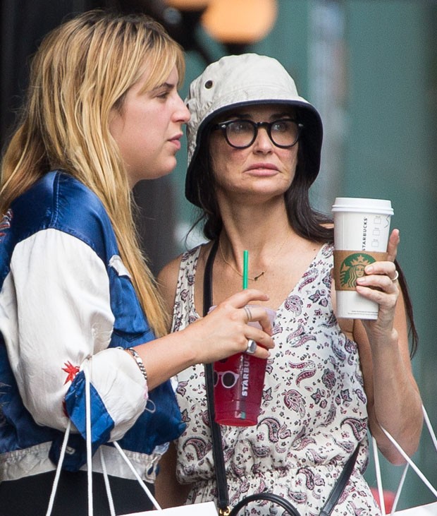 Aos Demi Moore Exibe Sinais Da Idade Durante Tarde De Compras Quem QUEM News