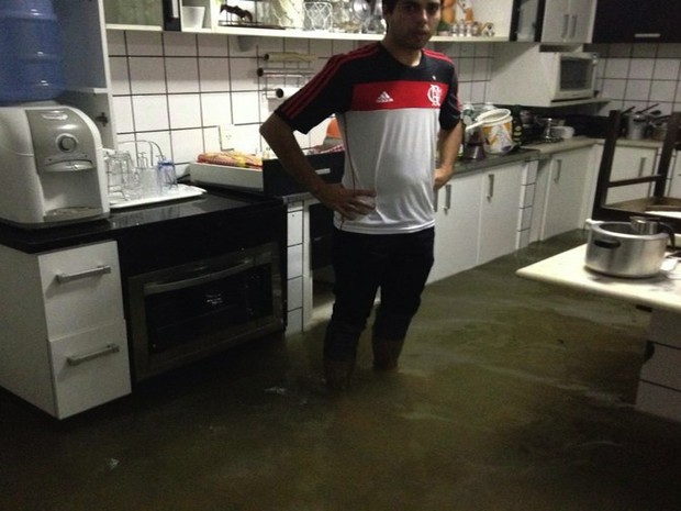G1 Água Da Chuva Alaga Ruas E Invade Casas Em Natal Notícias Em Rio