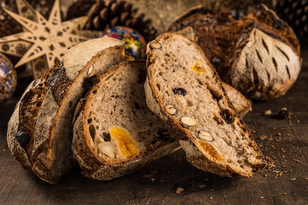 Uma seleção de panetones com frutas, chocolate e até salgado para ...
