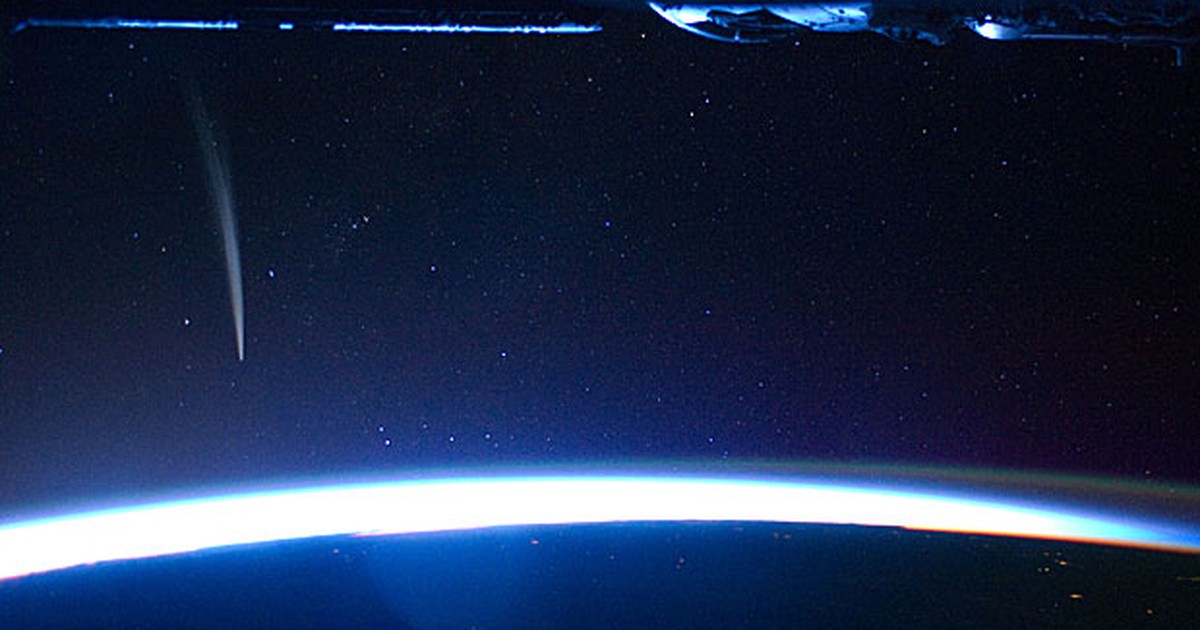 G1 - Astronauta fotografa passagem de cometa vista do espaço - notícias ...