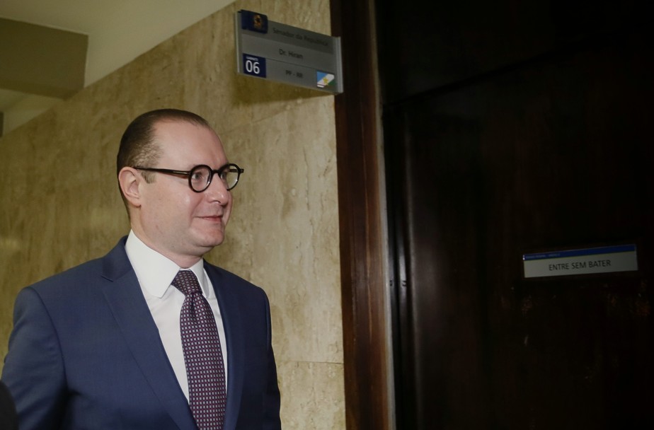 Brasileiro reprova a indicação de Zanin ao STF, revela pesquisa