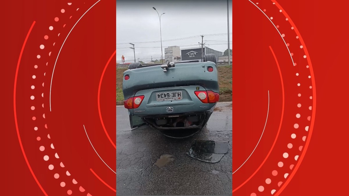 Carro capota na BR-101 na Serra, ES, e motorista fica ferida | Espírito Santo | G1
