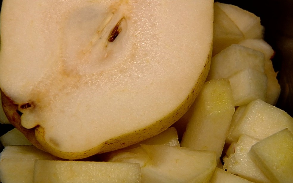 Veja como preparar a receita de frango recheado com peras | Prato do ...