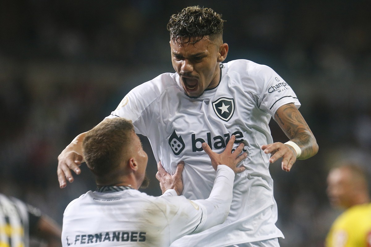 Tiquinho Soares projeta 2023 no Botafogo: "Quero troféus" | botafogo | ge