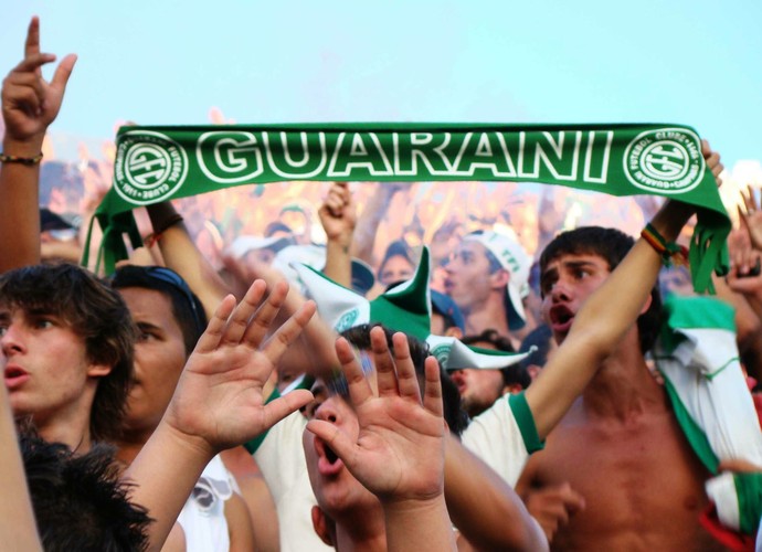 Guarani faz 104 anos ameaçado por perda de patrimônio e crise profunda