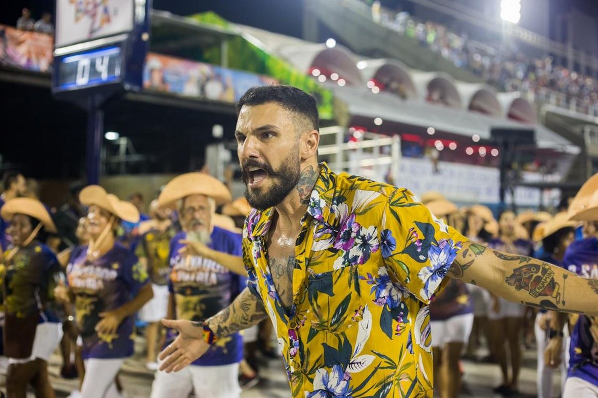 Ex-BBB Wagner desfila ao lado de Gleici em carro da Belle Époque na ...