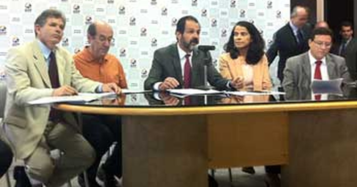 G1 - Agnelo anuncia a antecipação de salário para 56 mil servidores do ...