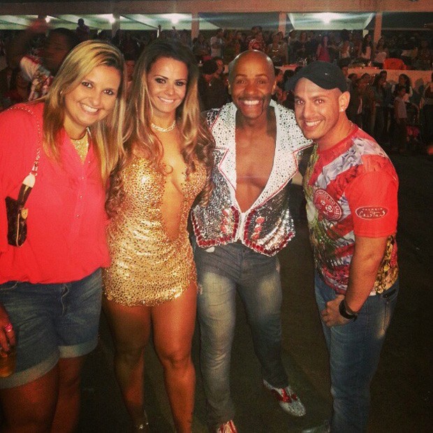 Viviane Araújo chama atenção com super decote em escola de samba - Quem ... Viviane Araújo chama atenção com super decote em escola de samba - Quem ...