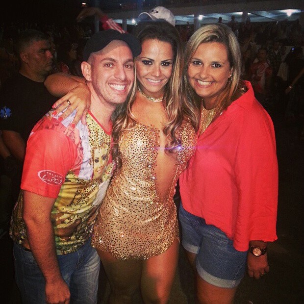 Viviane Araújo chama atenção com super decote em escola de samba - Quem ... Viviane Araújo chama atenção com super decote em escola de samba - Quem ...