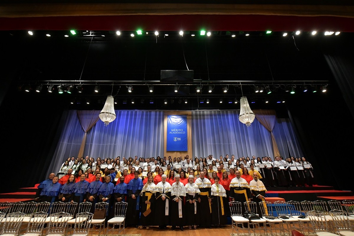 PUC Goiás premia estudantes com alto desempenho durante o curso | Guia ...