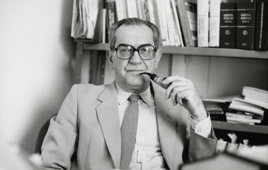 Exposição com itens da biblioteca do jurista Raymundo Faoro acontece na ...