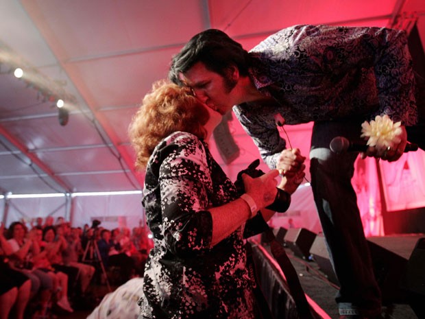 G1 - Fãs invadem Graceland nos 35 anos da morte de Elvis Presley ...