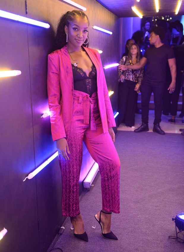 IZA aposta em body de renda e conjunto pink para pocket show - Quem ...
