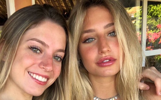De Biquíni Bruna Griphao Posa Com Amiga Para Foto Gq Musa