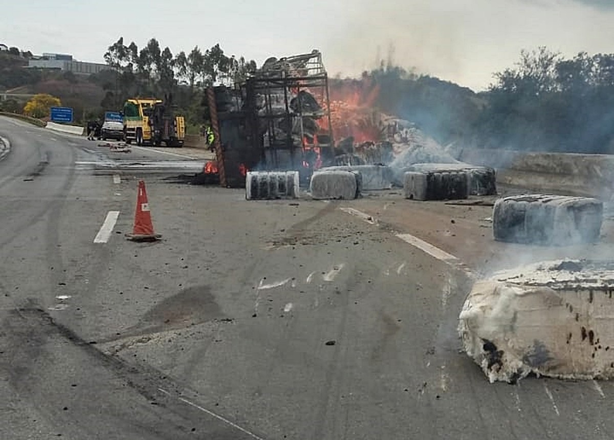 Carreta tomba e pega fogo em acidente na rodovia Fernão Dias em MG | Sul de Minas | G1