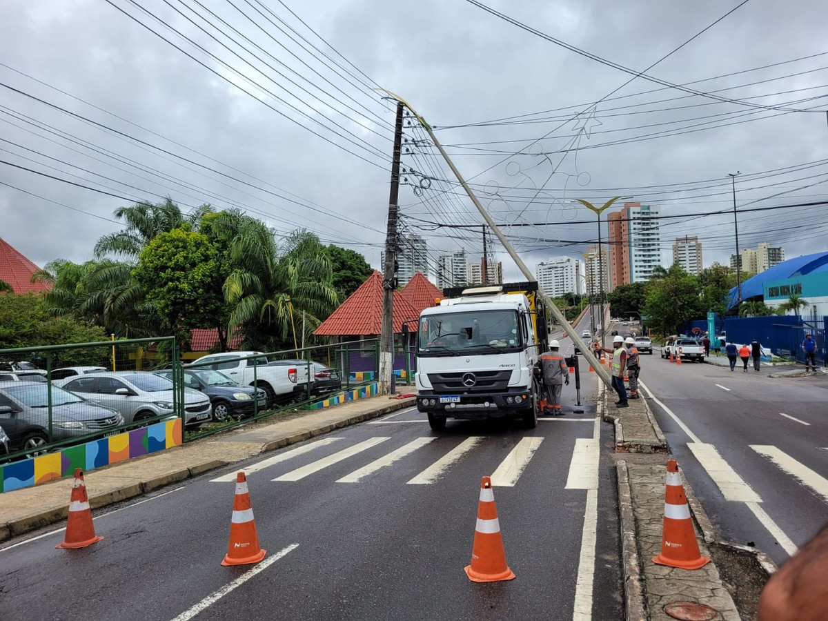 Motorista bate em poste e deixa moradores sem energia elétrica na Avenida Maceió, em Manaus ...