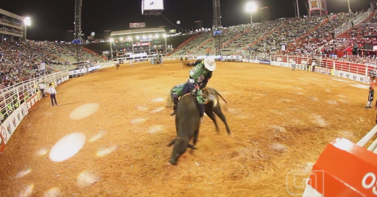 G1 - Peão de 19 anos vence etapa da PBR no rodeio de Barretos e leva R ...