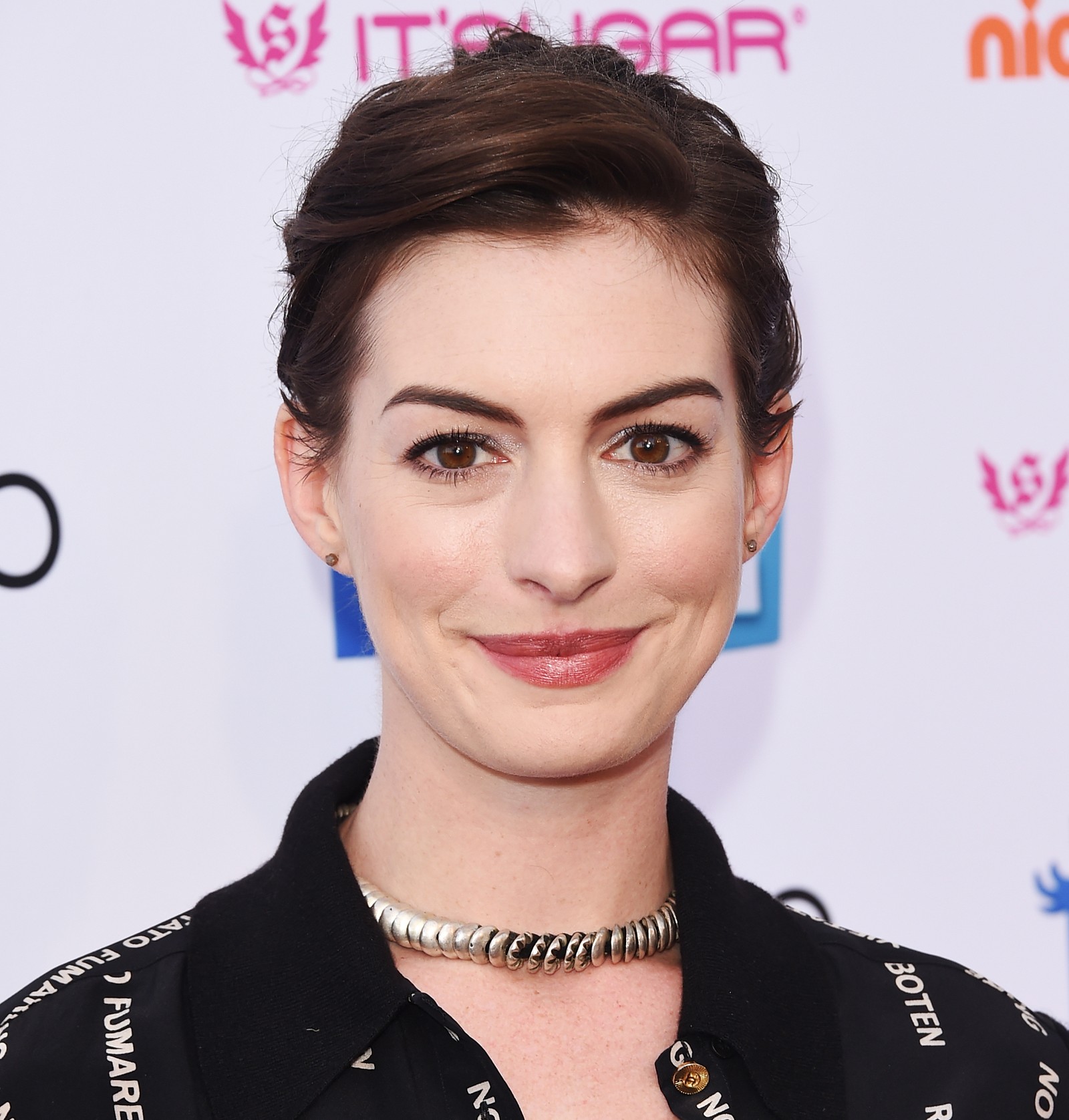 Choker, o colar curtinho é tendência em red carpets e passarelas ...