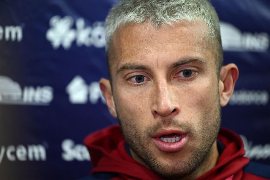 Calvo sem falha no cabelo? Zagueiro da Costa Rica rende memes na web