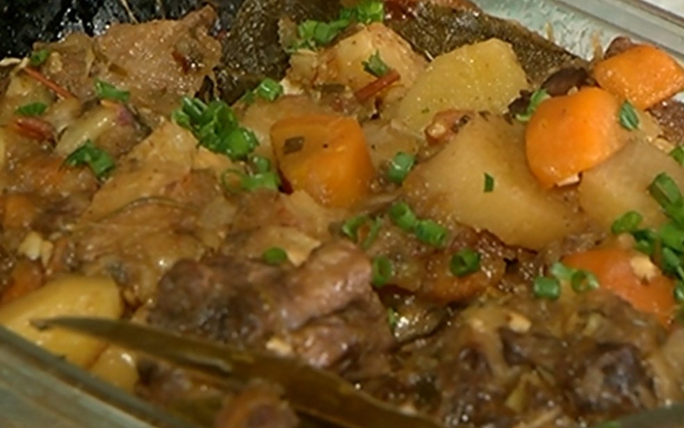 Chef ensina como preparar receita de rabada com cerveja preta | Goiás | G1