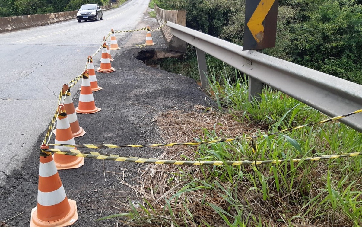 Chuva abre cratera às margens da MG-290, entre Ouro Fino e Jacutinga ...