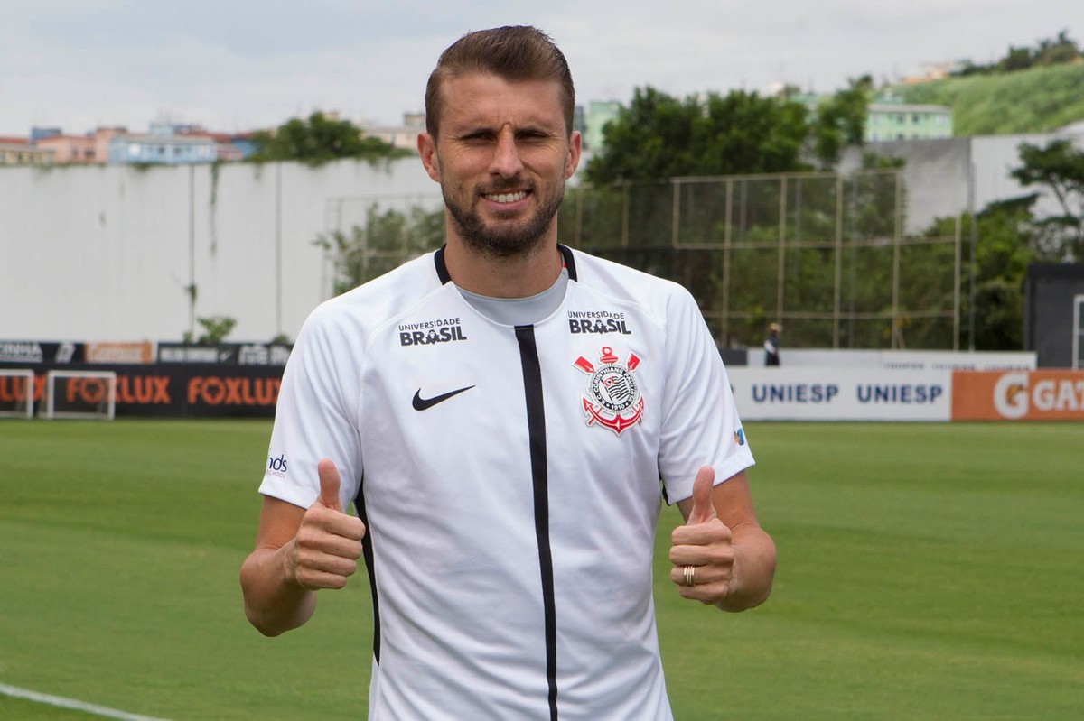 Henrique deixa passado palmeirense para trás na chegada ao Corinthians ...