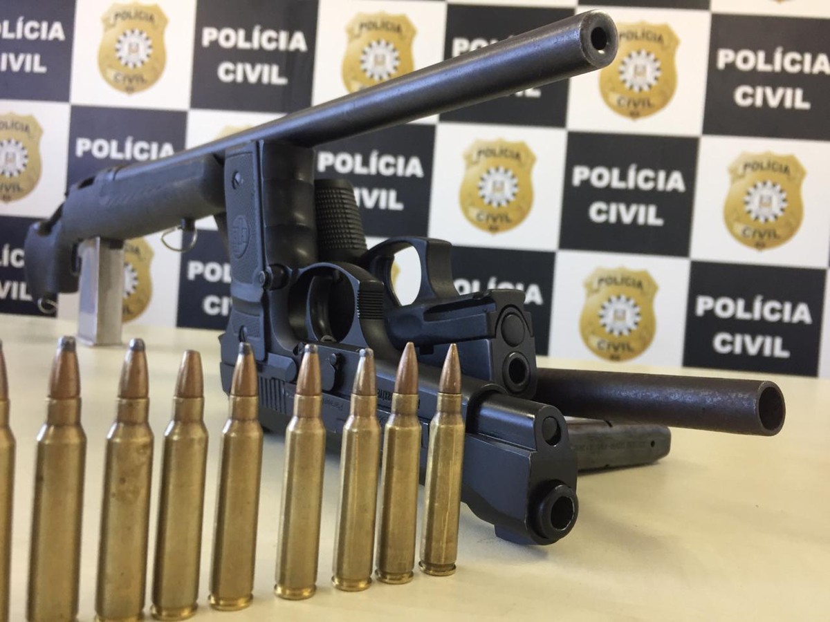 Polícia Apreende Fuzil Norte Americano E Pistola Turca E Prende Dois