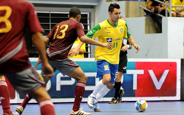 Na estreia do novo técnico, Brasil sua para vencer a Venezuela em ...