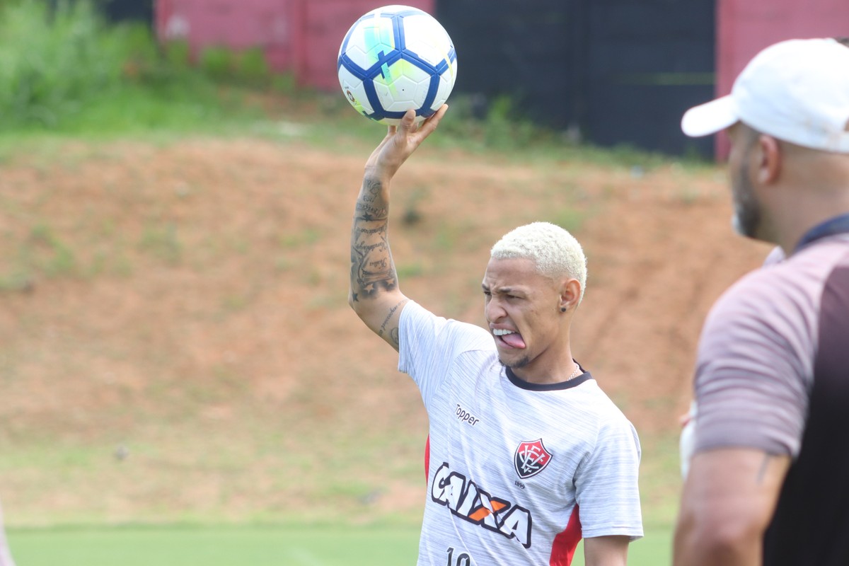 De protagonista a moeda de troca, Neilton vive céu e inferno em ...