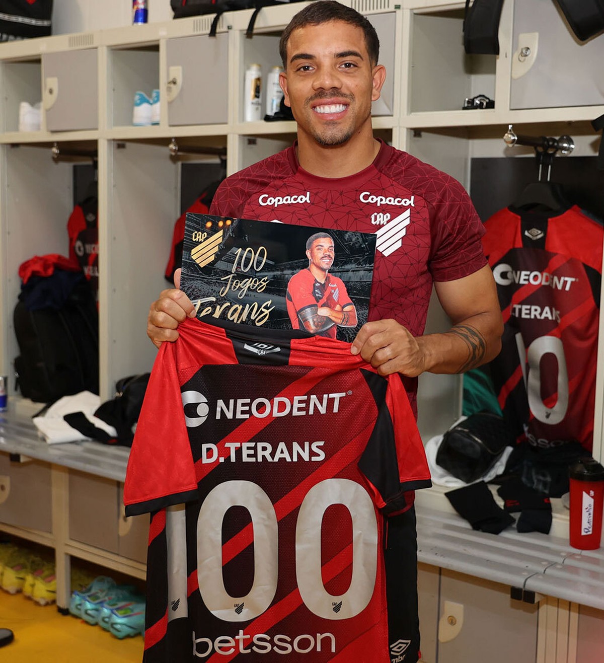 David Terans completa 100 jogos, recebe homenagem do Athletico e ...