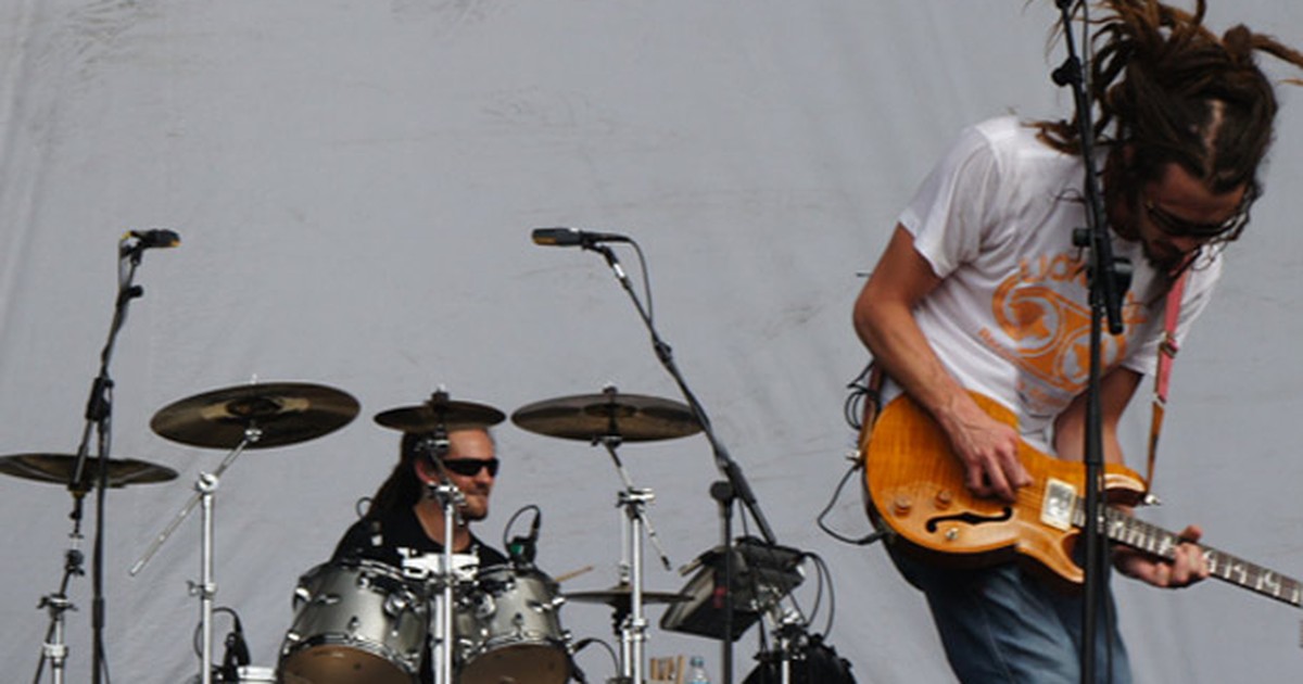 G1 - SOJA toca em clima de 'paz e amor' e supera problemas com cenário ...