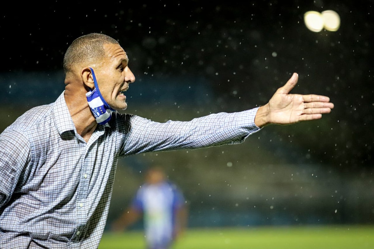 Sérgio Duarte parabeniza elenco e vê evolução após vitória: "Poderia ...