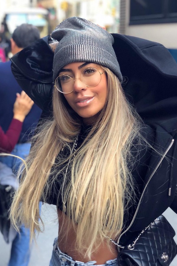 Rafaella Posa Com Bolsa De R 25 Mil Revista Glamour Celebridades