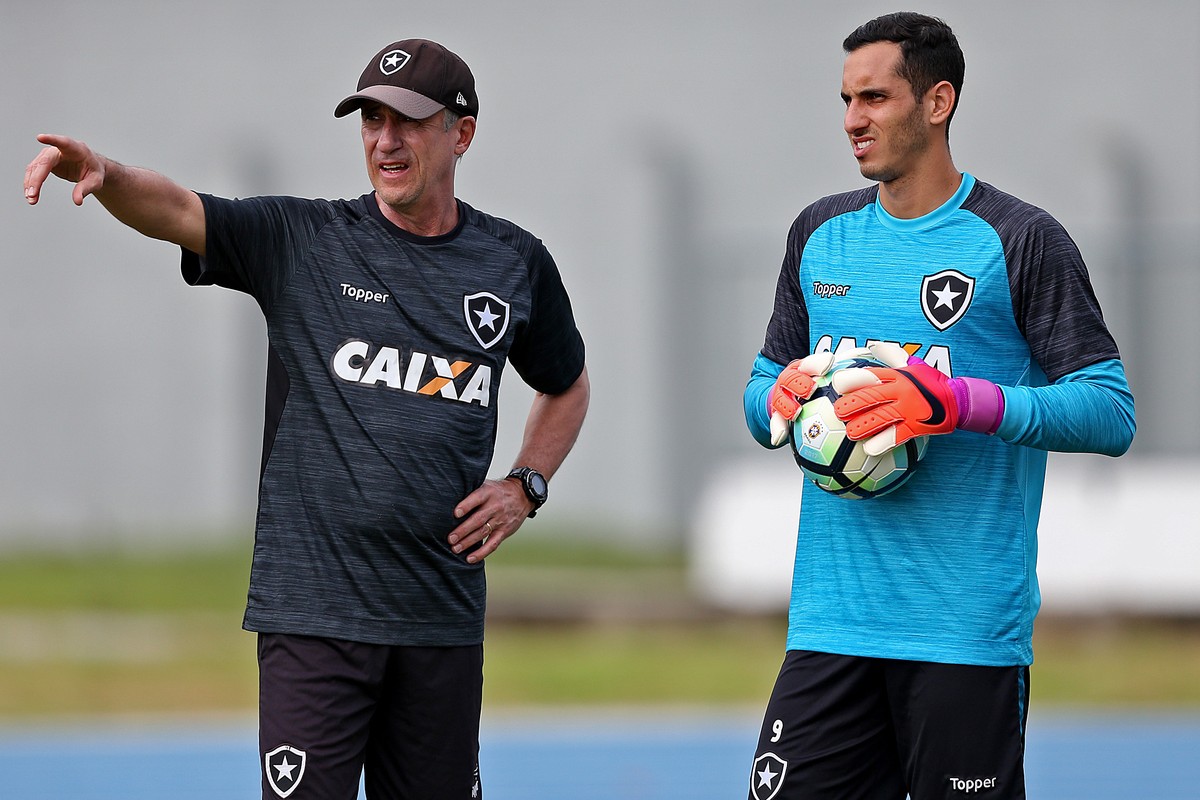 Preparador de goleiro do Botafogo diz que Gatito ainda tem dor e não ...