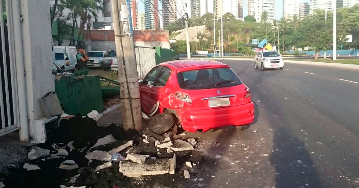 G1 - Carro bate contra poste e condutor não é achado no local do ...