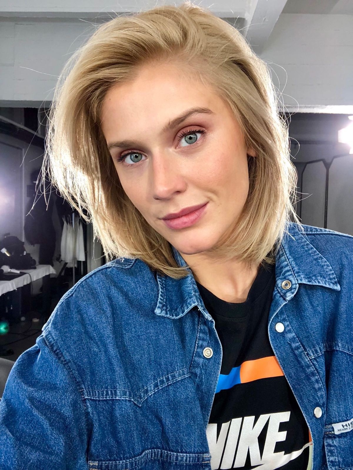 Platinada! Celina Locks renova o visual em 2018 | Cabelo | vogue