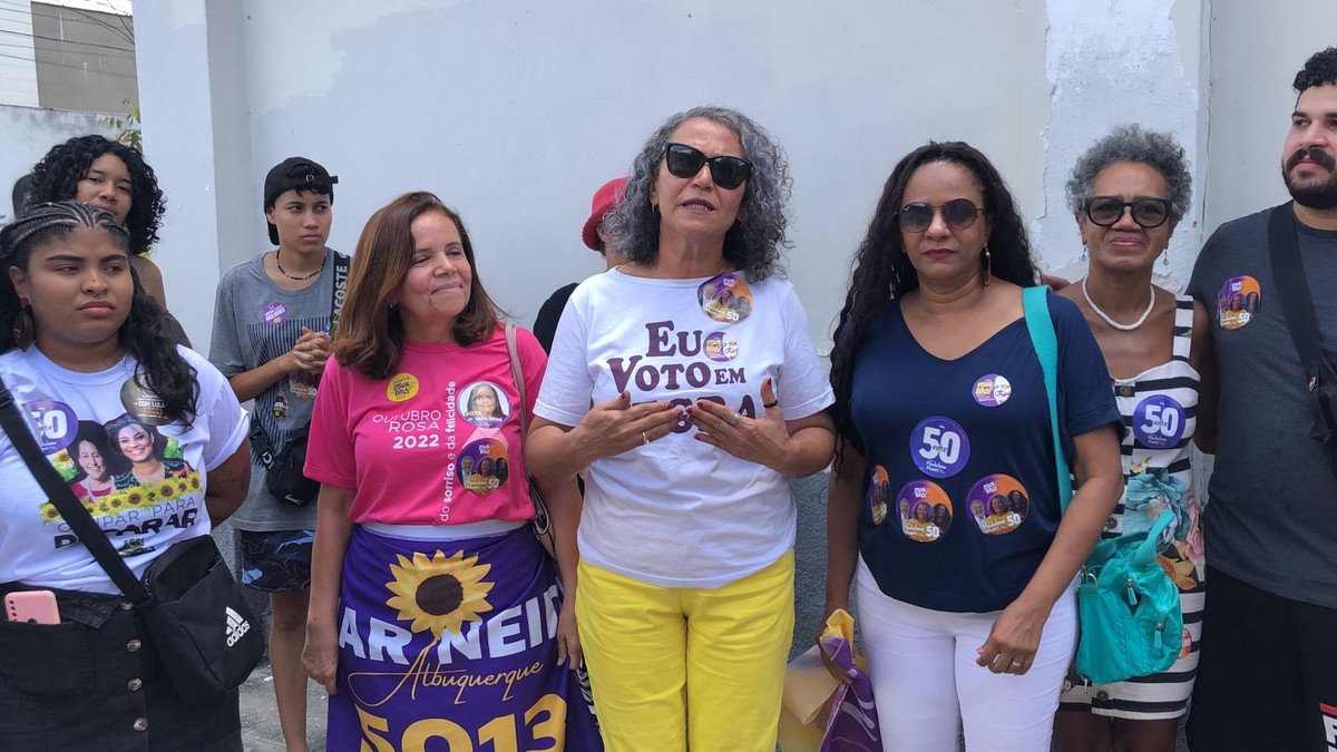 Candidata ao governo do Piauí Madalena Nunes (PSOL) vota no Memorial ...