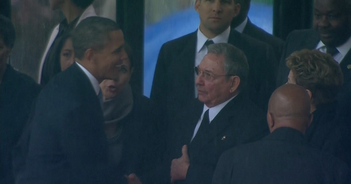 G1 - Em homenagem a Mandela, Obama e Raúl Castro se cumprimentam ...